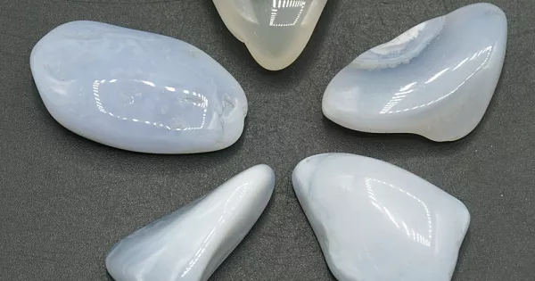 Calcedonie piatra rulata - Universul Cristalelor