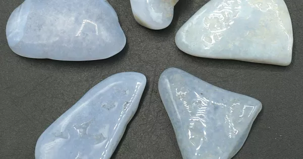 Calcedonie piatra rulata - Universul Cristalelor