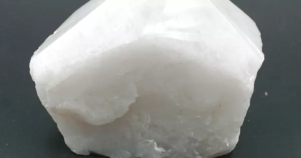 Cuart alb laptos varf cu baza - Universul Cristalelor