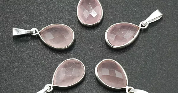 Pandantiv cuart roz lacrima fatetat - 9/13mm - Universul Cristalelor