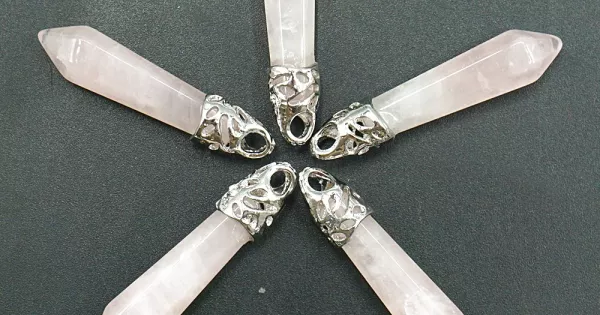 Pandantiv cuart roz varf slefuit - Universul Cristalelor