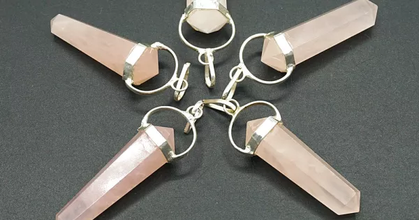 Pandantiv cuart roz dublu varf - Universul Cristalelor