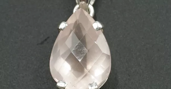 Pandantiv cuart roz - Universul Cristalelor