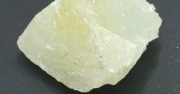 Datolit - Universul Cristalelor