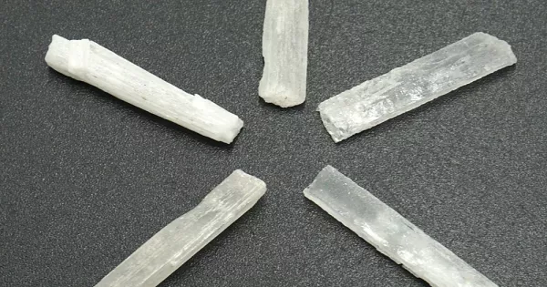 Natrolit - Universul Cristalelor