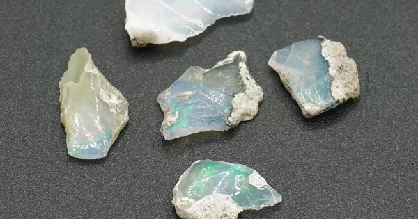 Opal de foc - Universul Cristalelor