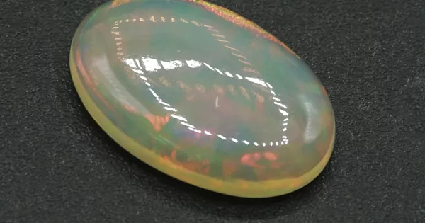 Opal de foc - Universul Cristalelor