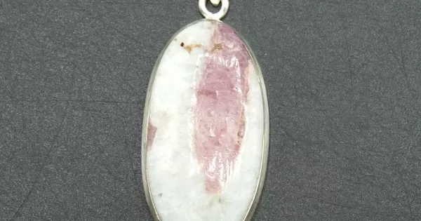 Pandantiv turmalina roz in cuart unicat m01 - Universul Cristalelor